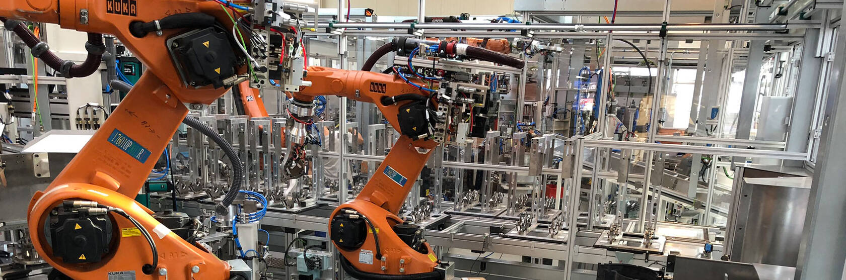 Assembly machine for tension struts