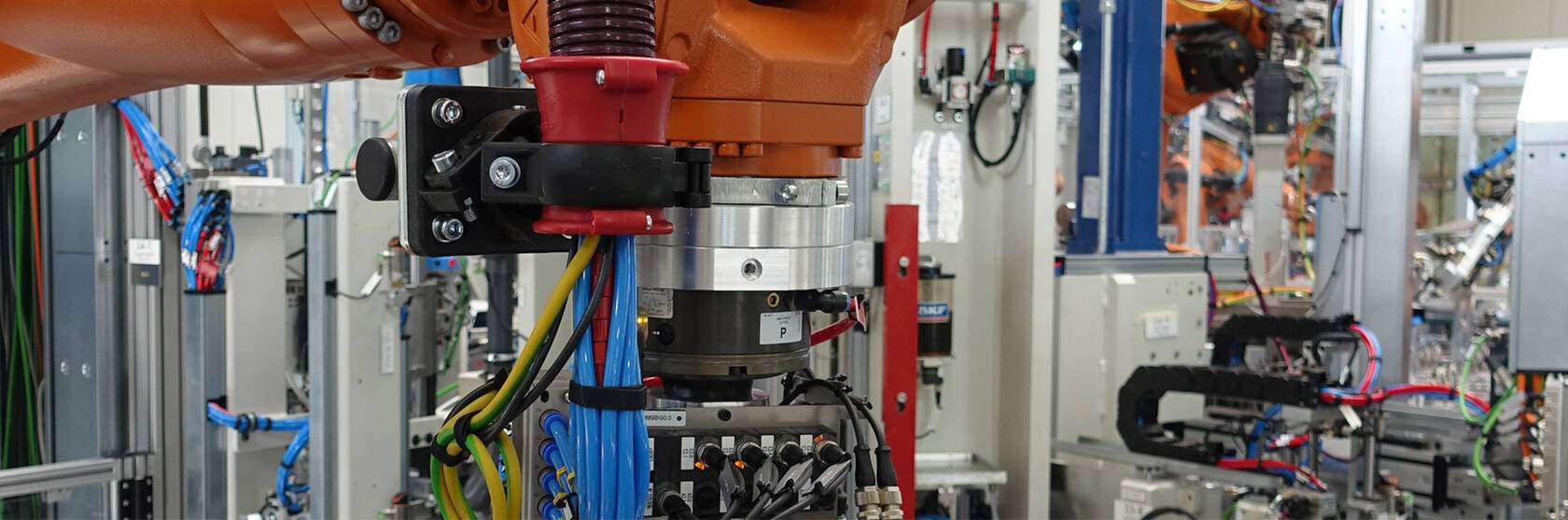 Assembly machine for tension struts