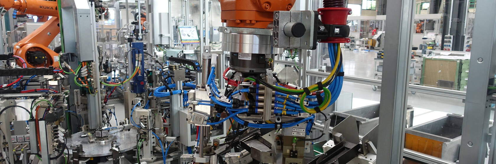 Assembly machine for tension struts