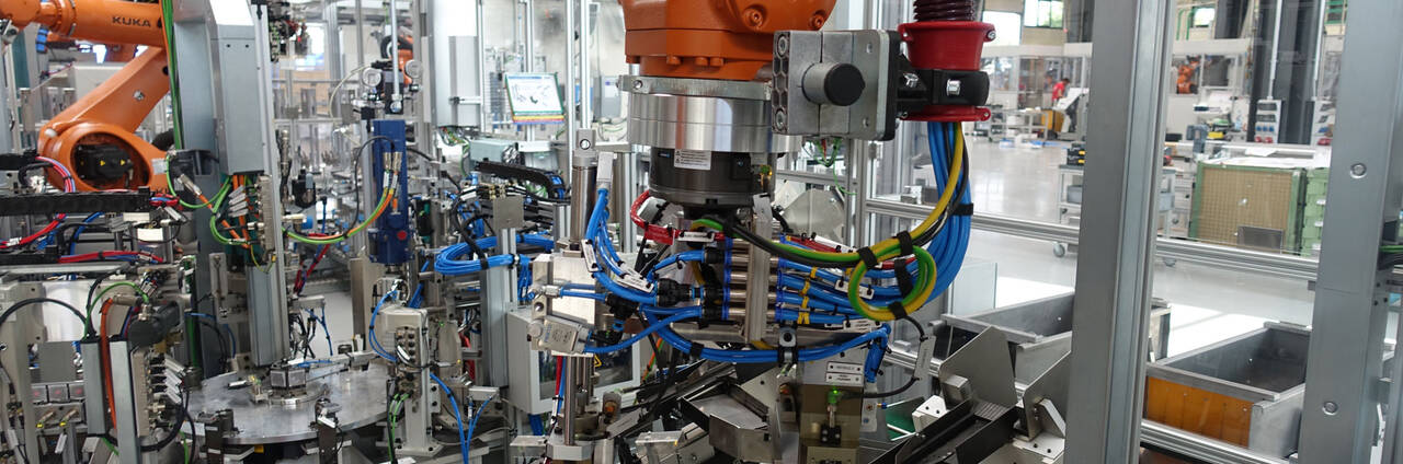Assembly machine for tension struts