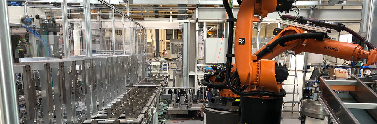 Assembly machine for tension struts